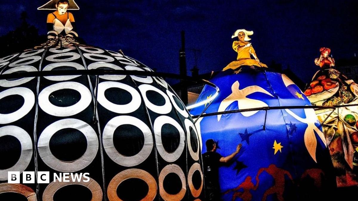 Weymouth: Giant opera singing dolls take to resort's streets - BBC News