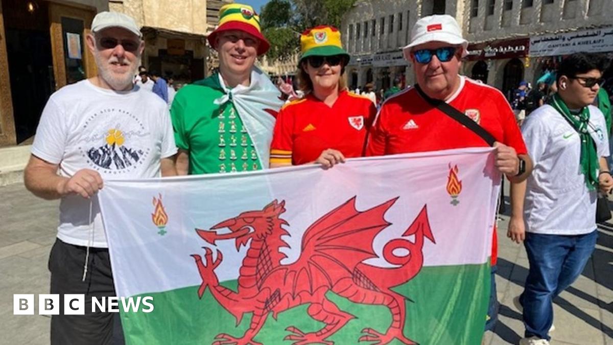 World Cup: Wales fans drunk on atmosphere in Qatar - BBC News