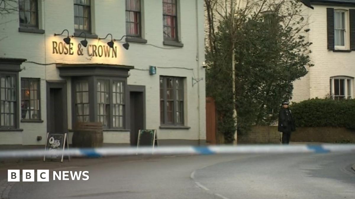 Writtle stabbing: Ryan Filby sought over Liam Taylor pub murder - BBC News