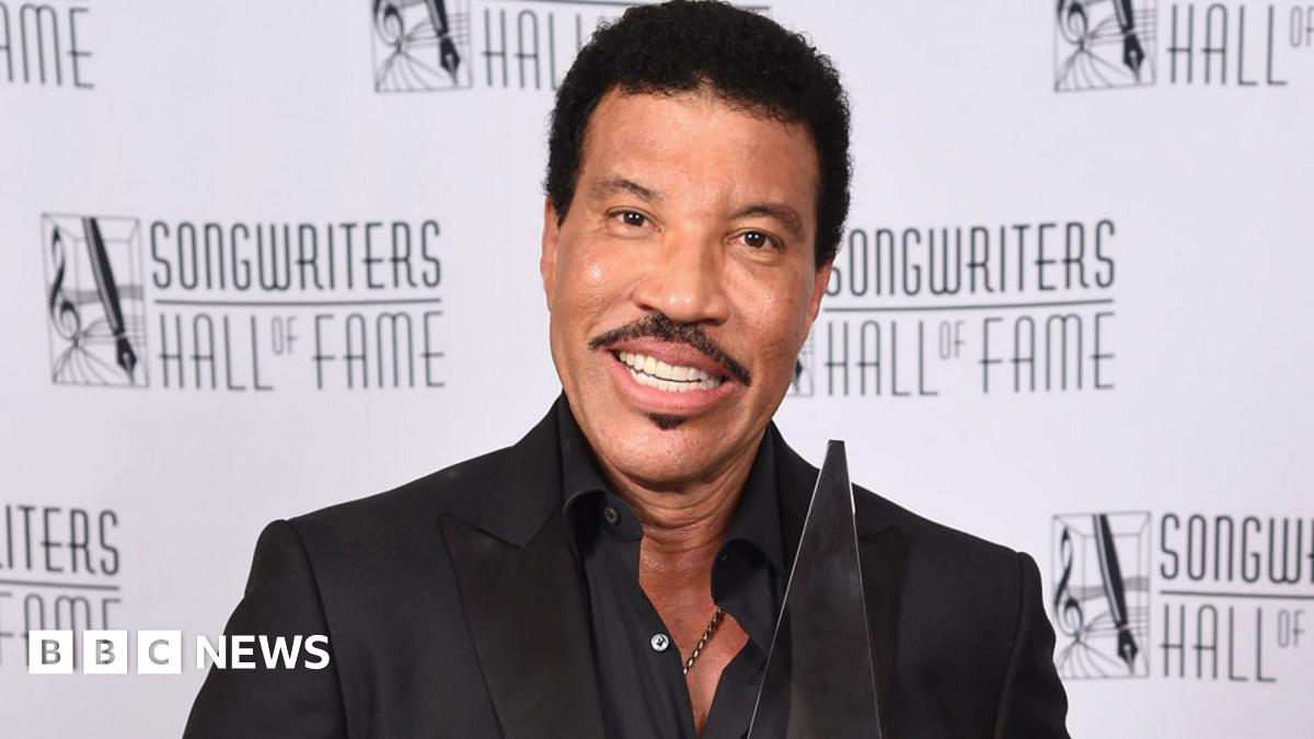 Richie gets top Hall of Fame honour - BBC News