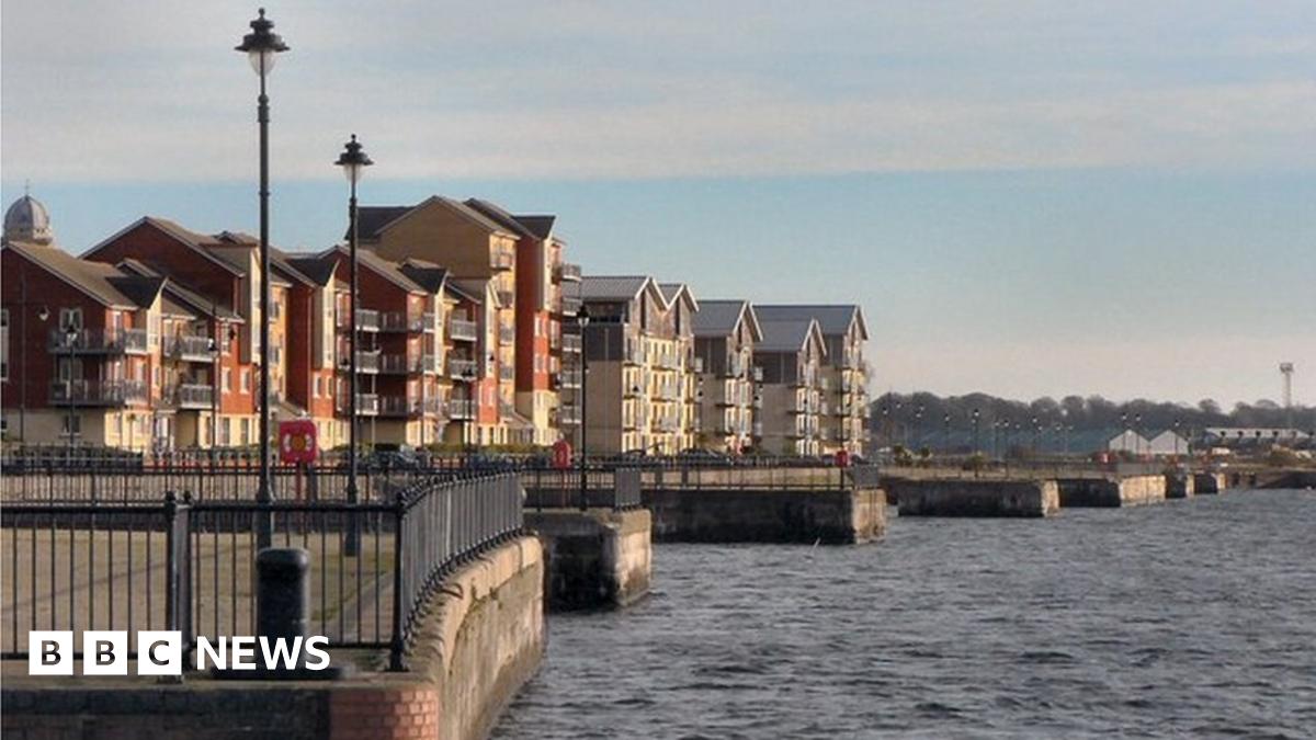 Barry Waterfront house builders 'not providing shops' - BBC News