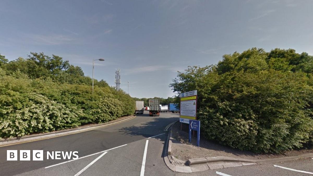 Sudanese men found near M25 Clacket Lane services - BBC News