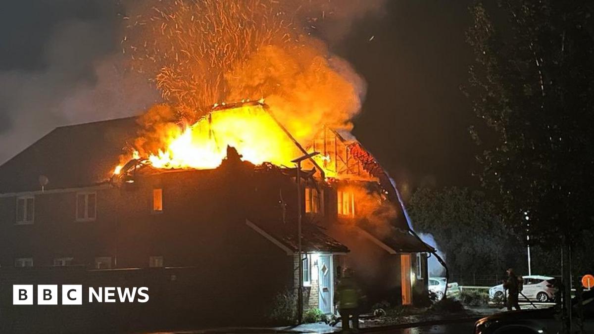 Two houses in Corfe Mullen catch fire after lightning strike - BBC News