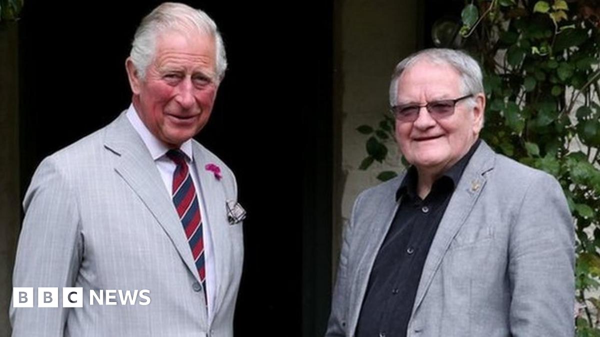 Prince Charles meets investiture protestor Dafydd Iwan - BBC News
