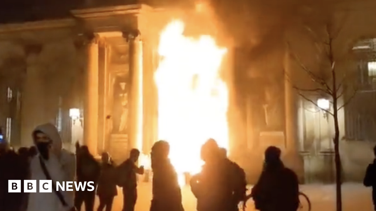 French protests: King's visit safe despite protests, says Paris - BBC News