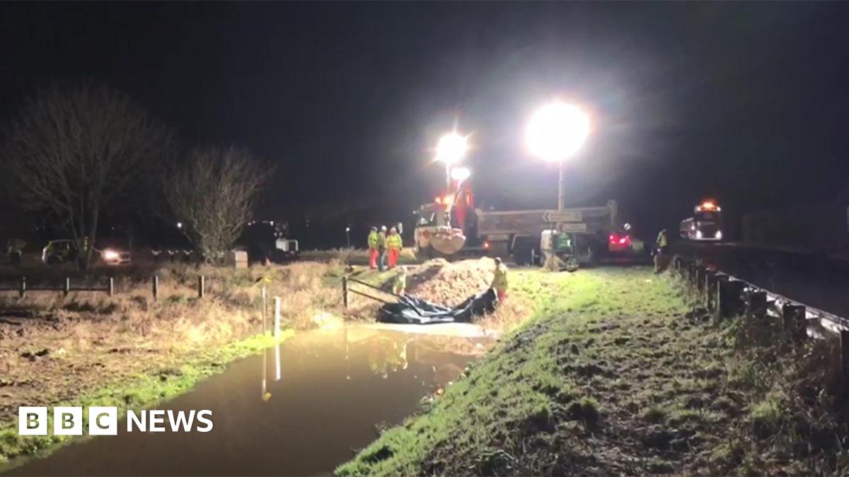 East and West Cowick flooding: Canal bursts bank - BBC News