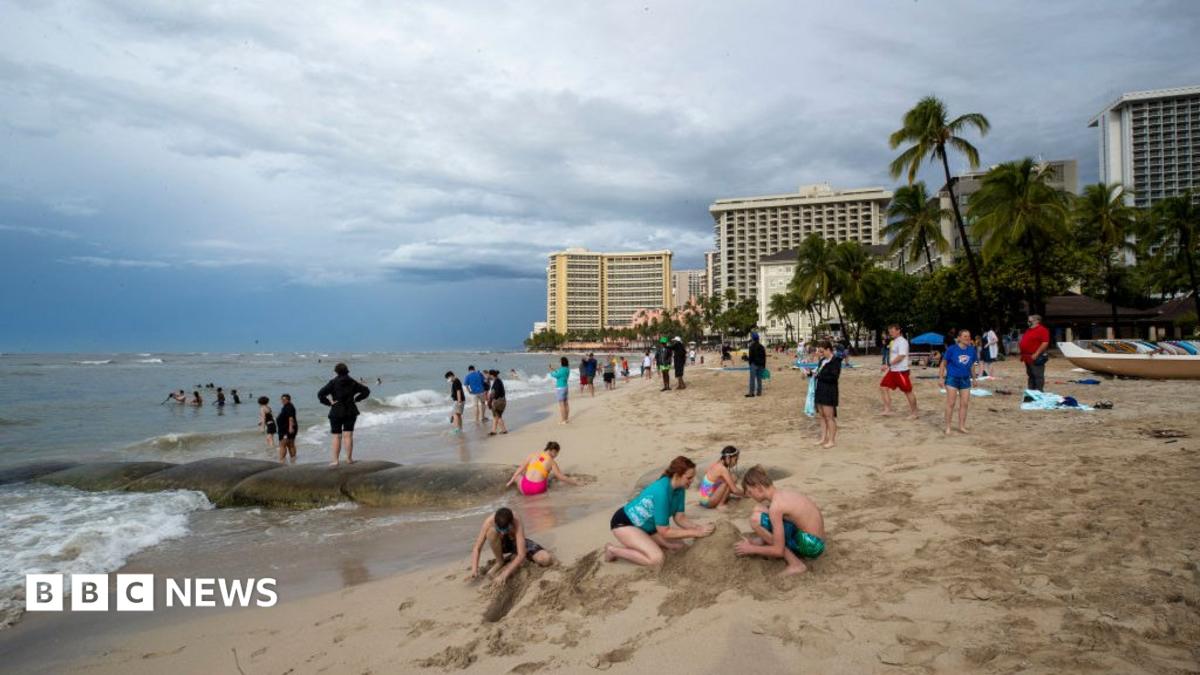 Tropical Storm Calvin leaves minor flooding in Hawaii - BBC News