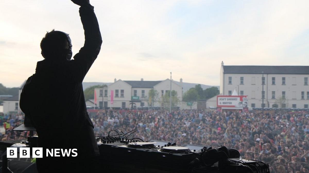 Derry gigs given Ebrington Square go ahead after legal threat - BBC News