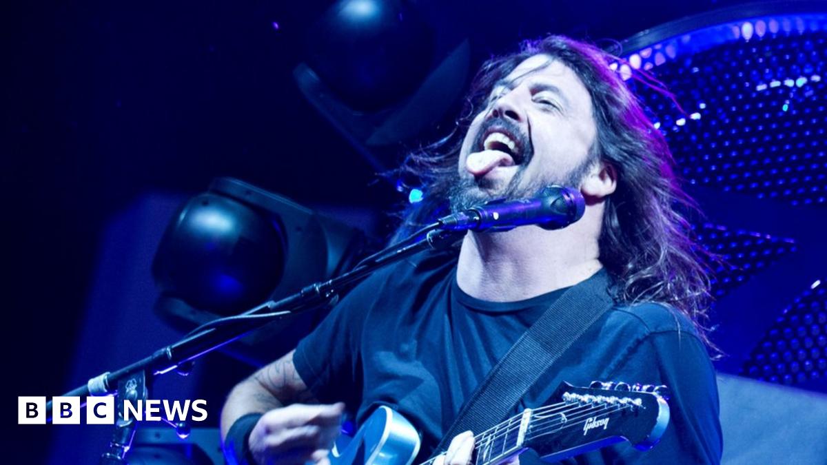 Foo Fighters 'Rickroll' Westboro Baptist Church protesters - BBC News