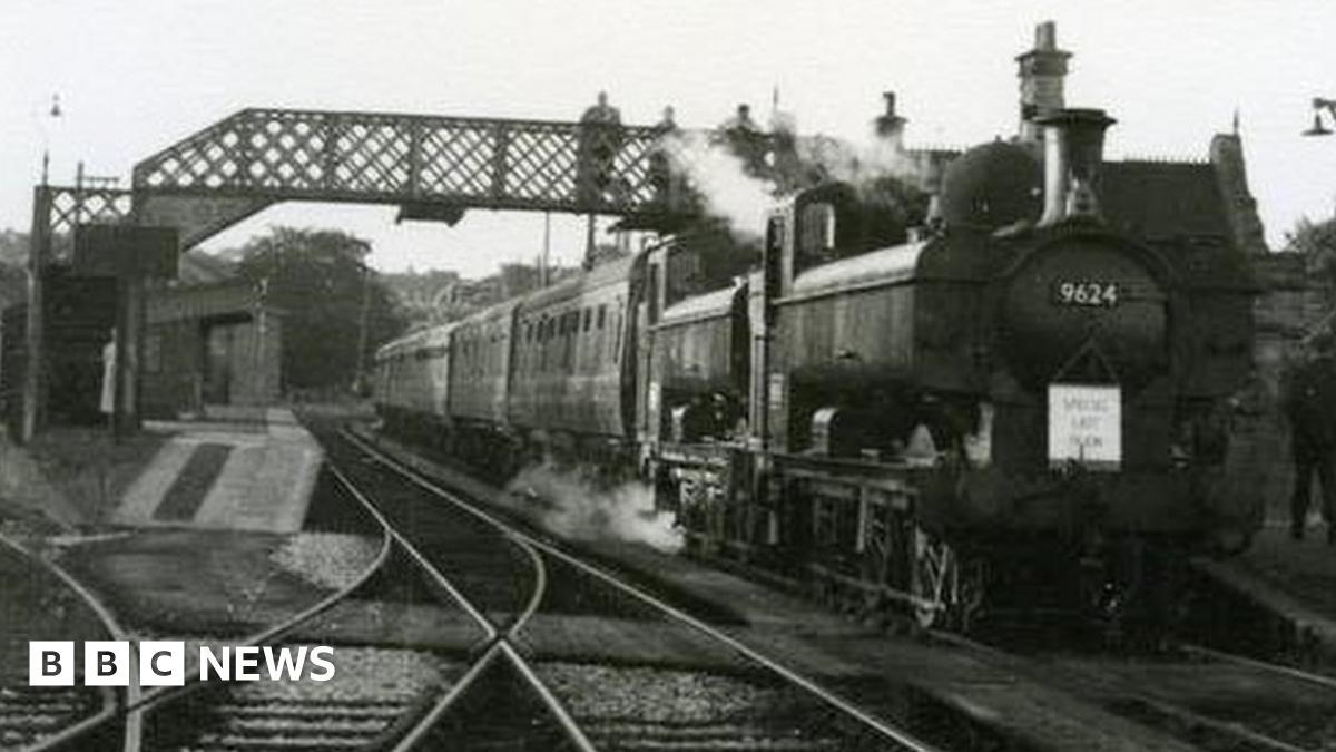 Severn Valley Railway train marks 1963 passenger line closure - BBC News