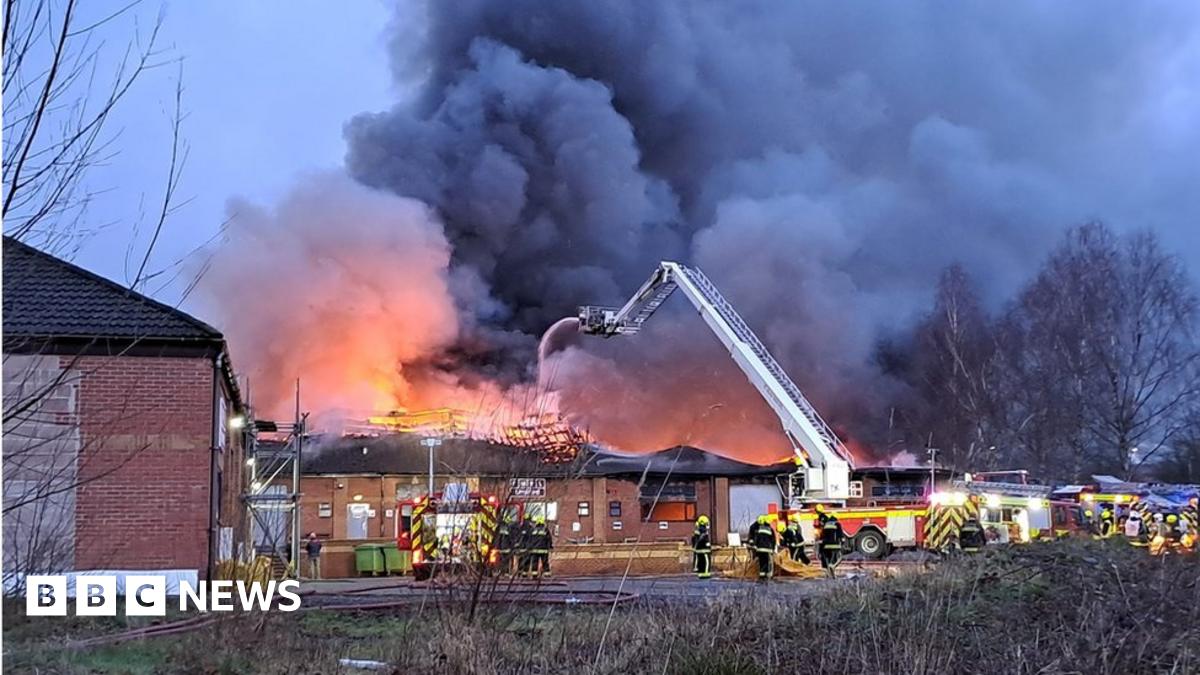 Fire destroys roof of industrial unit in Chard - BBC News