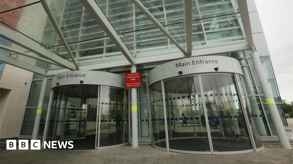 HMP Chelmsford officers face inmate sex claims investigation - BBC News