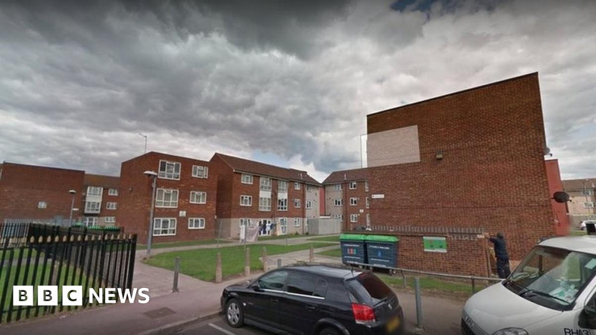 Teenagers face Dagenham stab death murder charge - BBC News