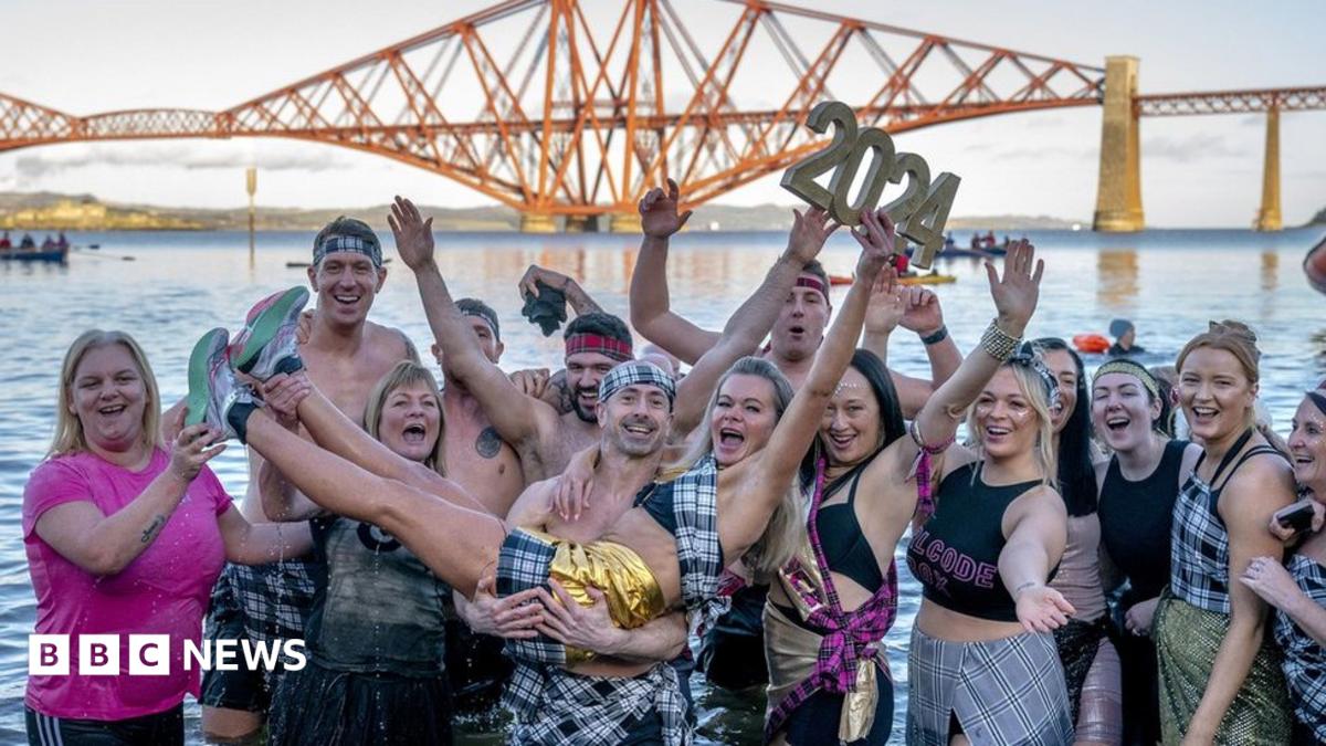 Loony Dookers brave icy Forth for New Year's Day plunge - BBC News