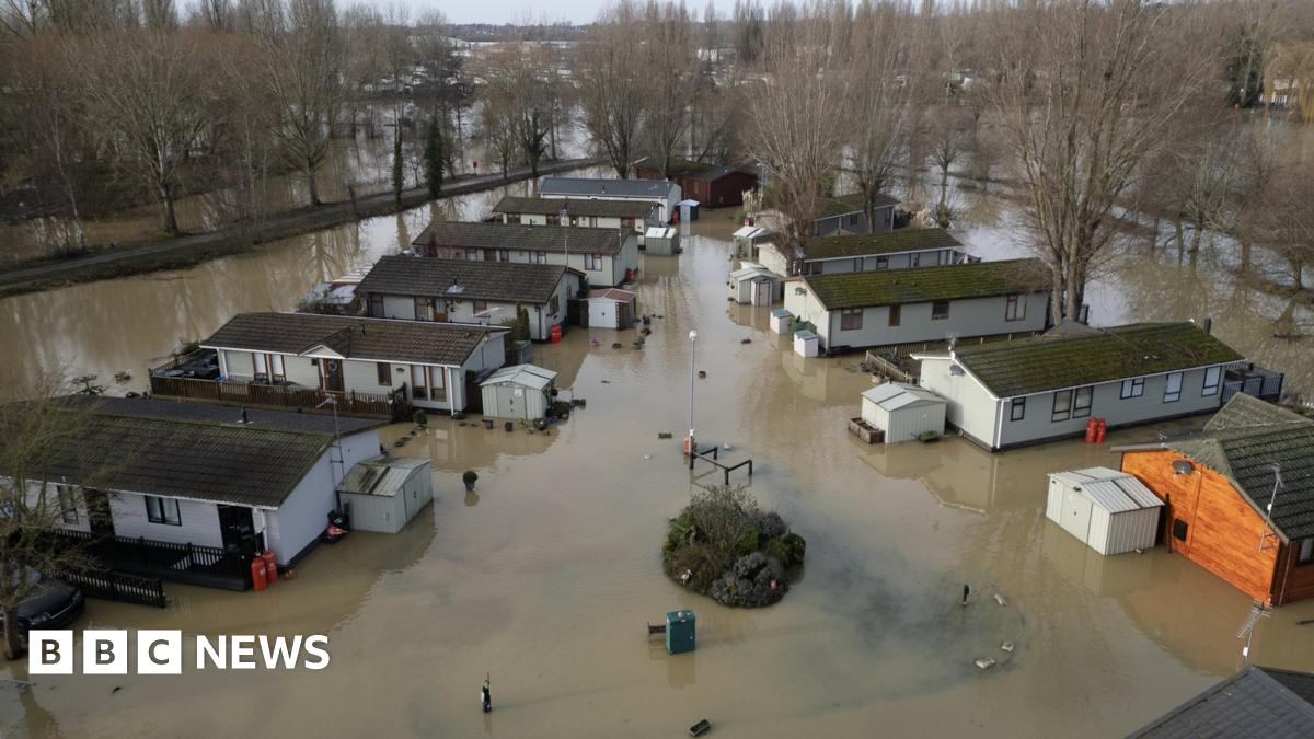 Widespread flooding hits England as heavy rain continues - BBC News