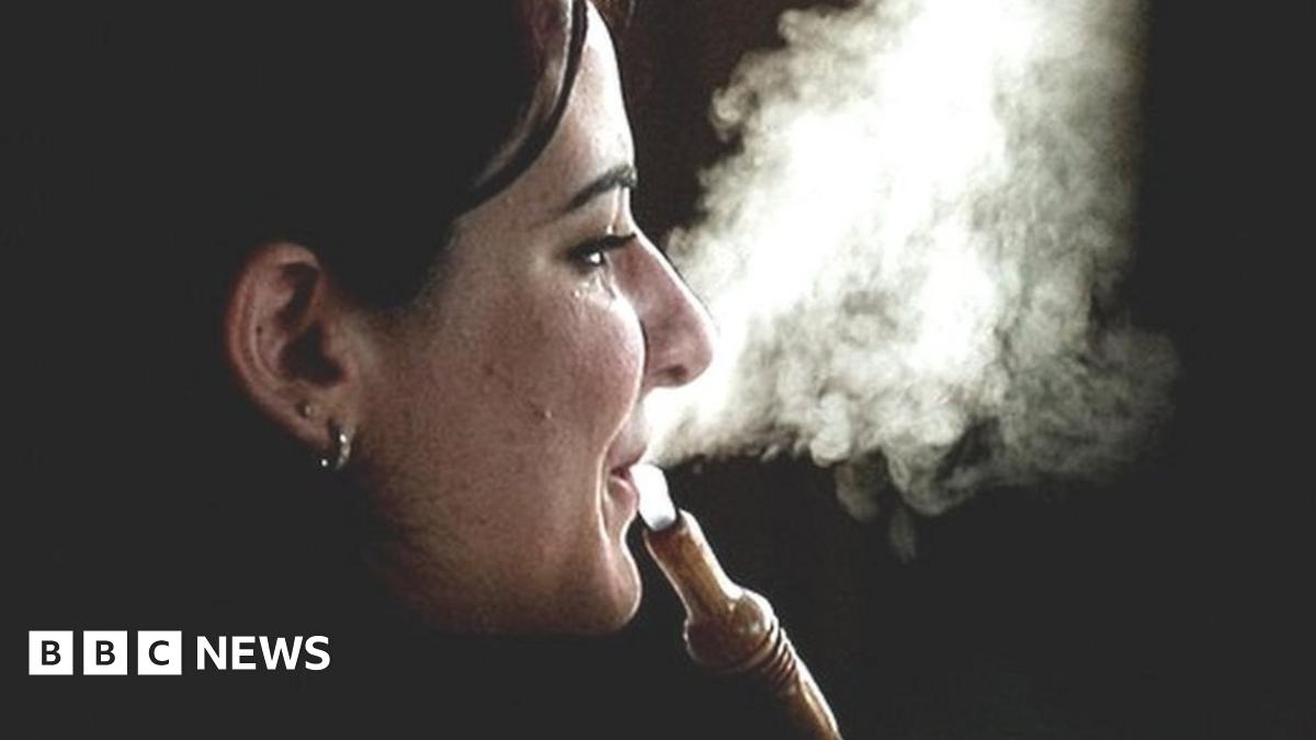 Who thinks less of women who smoke? - BBC News