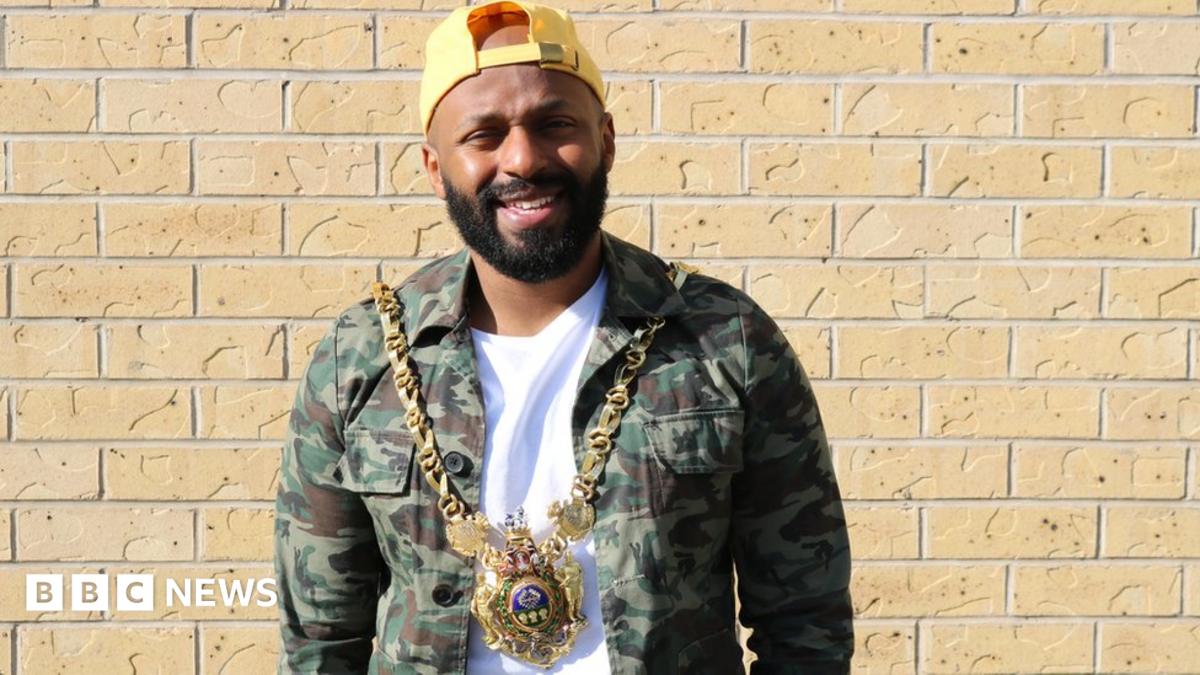 Former refugee Magid Magid takes up Sheffield Lord Mayor post - BBC News
