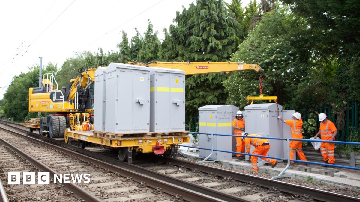 East Coast Main Line disruption for Christmas Eve travellers - BBC News