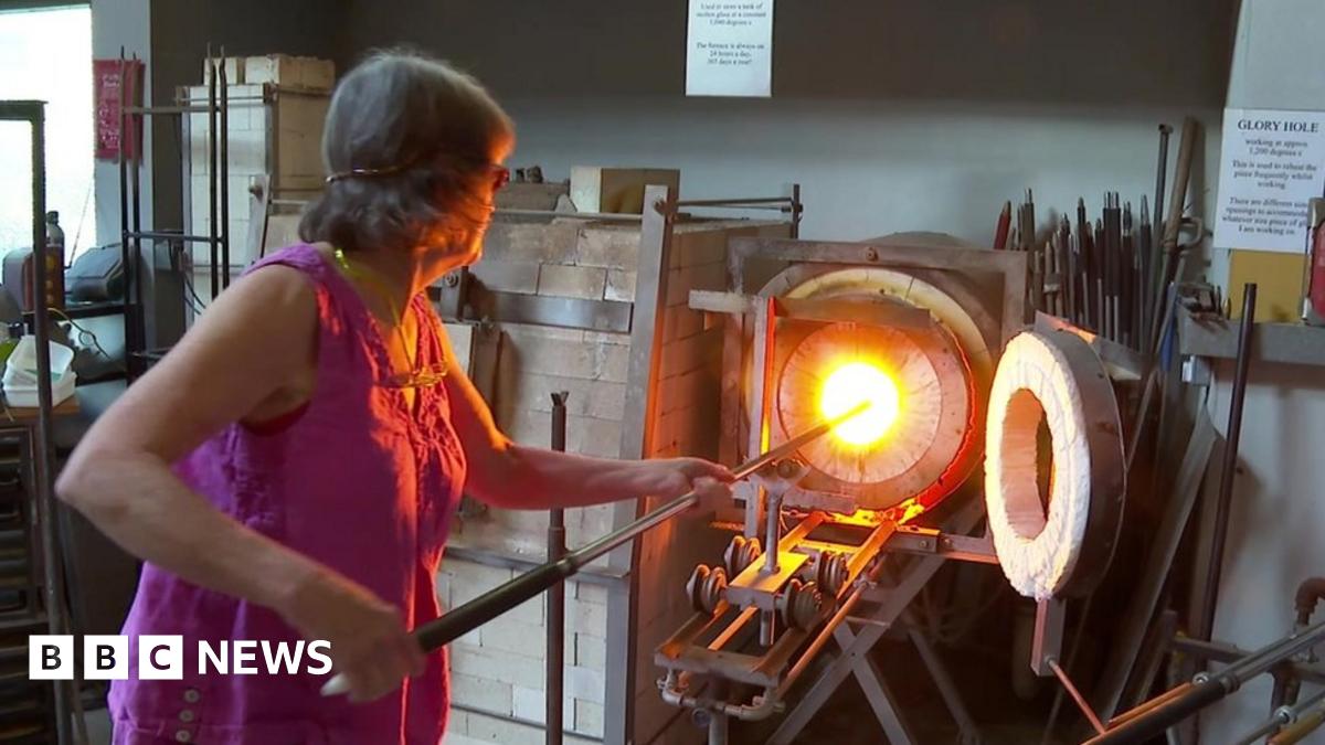 Devon glassblower struggles as gas bill rises four-fold - BBC News