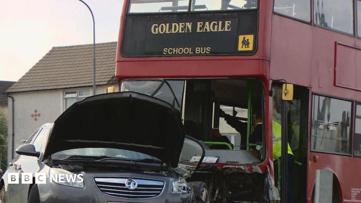 18 children in hospital after bus crash in Airdrie - BBC News
