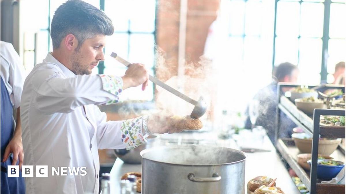 Are online bookings killing restaurants? - BBC News