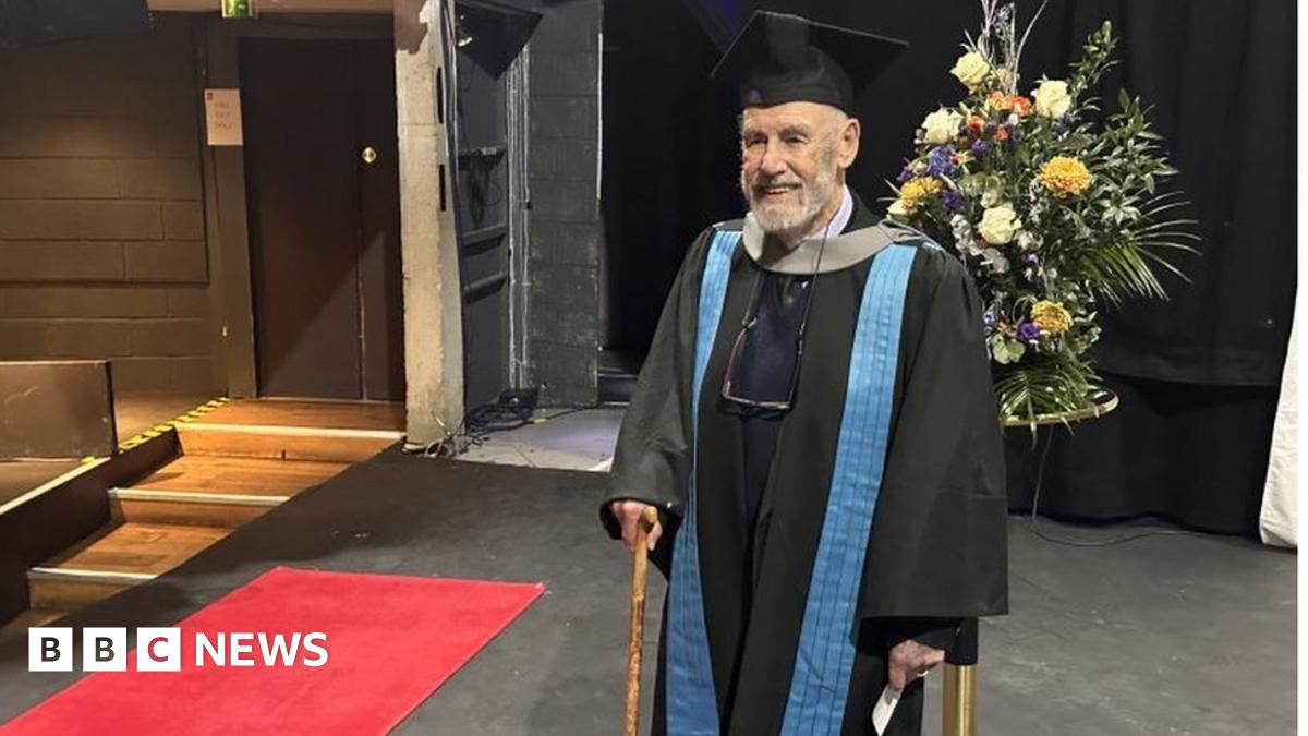 Surrey man graduates from university at the age of 95 - BBC News