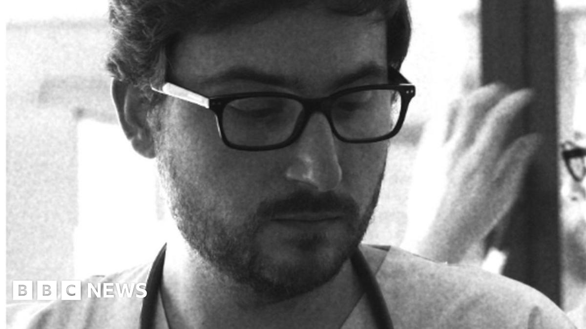 Paris attacks: Doctor describes moment first casualties arrived - BBC News