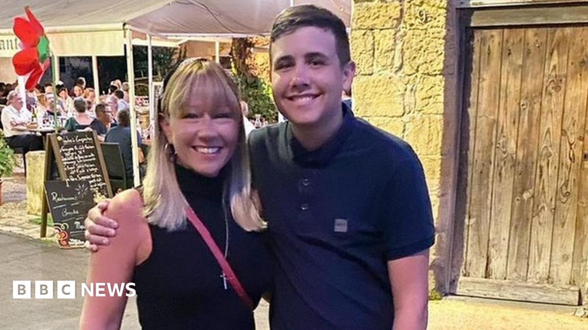 Mum of teenager who died 'failed' by Coventry hospital reps - BBC News