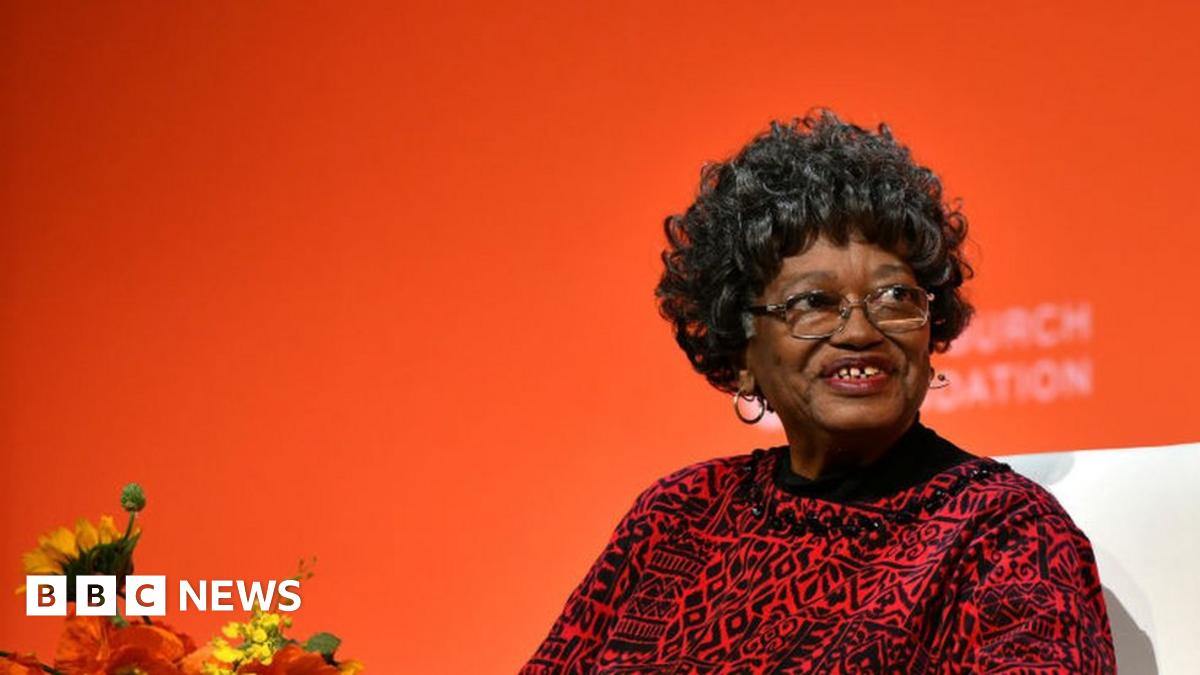 Claudette Colvin: Civil rights pioneer has record cleared - BBC News