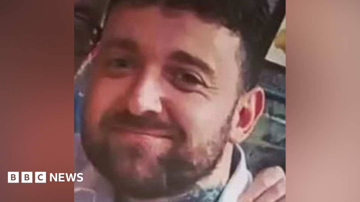 Specialist police teams search Stoke-on-Trent for missing man - BBC News