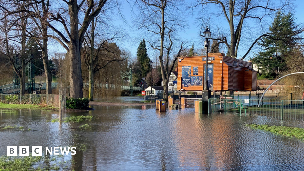 Flooding: Roads closed and cars stranded as river levels rise - BBC News