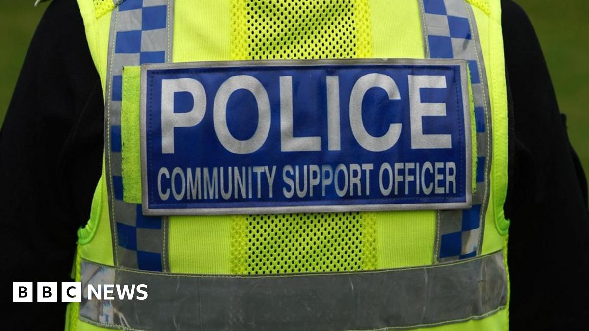 Lincolnshire Police unveil further details of PCSO cuts - BBC News