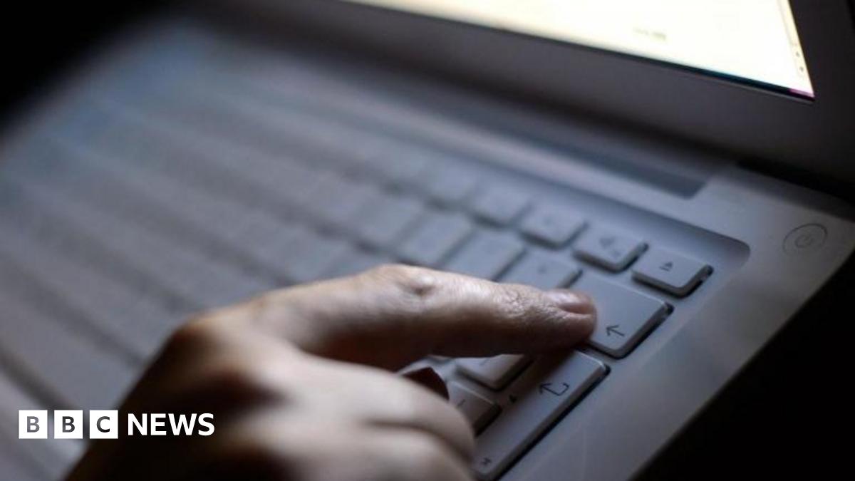 Warning over computer takeover fraud - BBC News