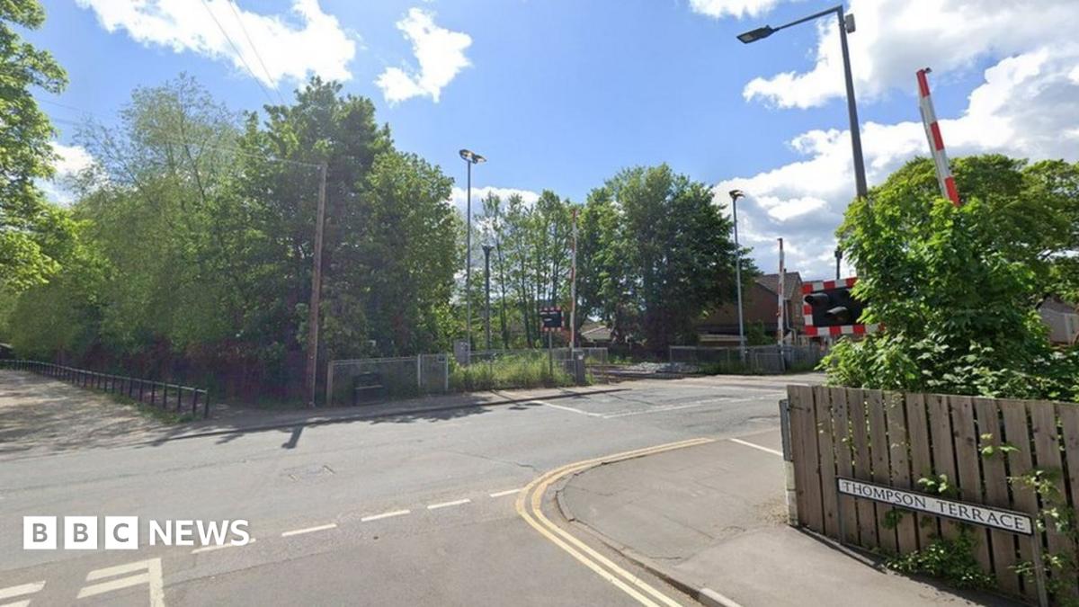 Doncaster: Pedestrian, 83, dies weeks after being hit by car - BBC News