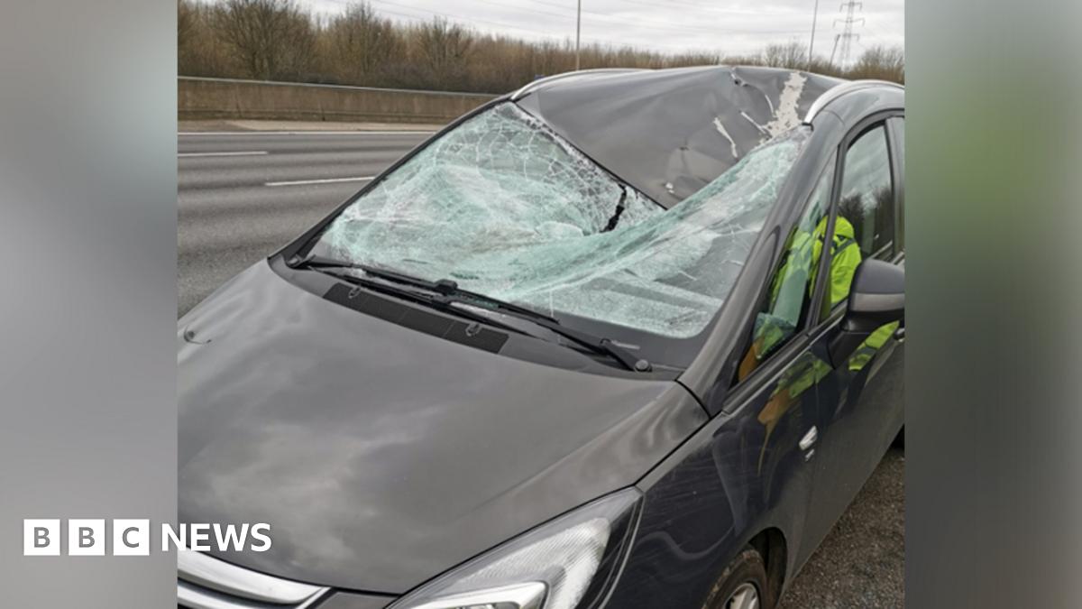 M25: Runaway van wheel 'embedded' in car closes motorway - BBC News