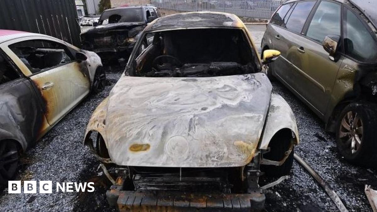 Newtownards: 11 vehicles damaged in suspected arson attack - BBC News