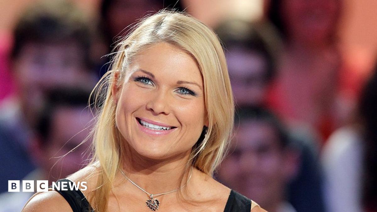 Beth Pheonix joins her husband in the WWE Hall of Fame - BBC News