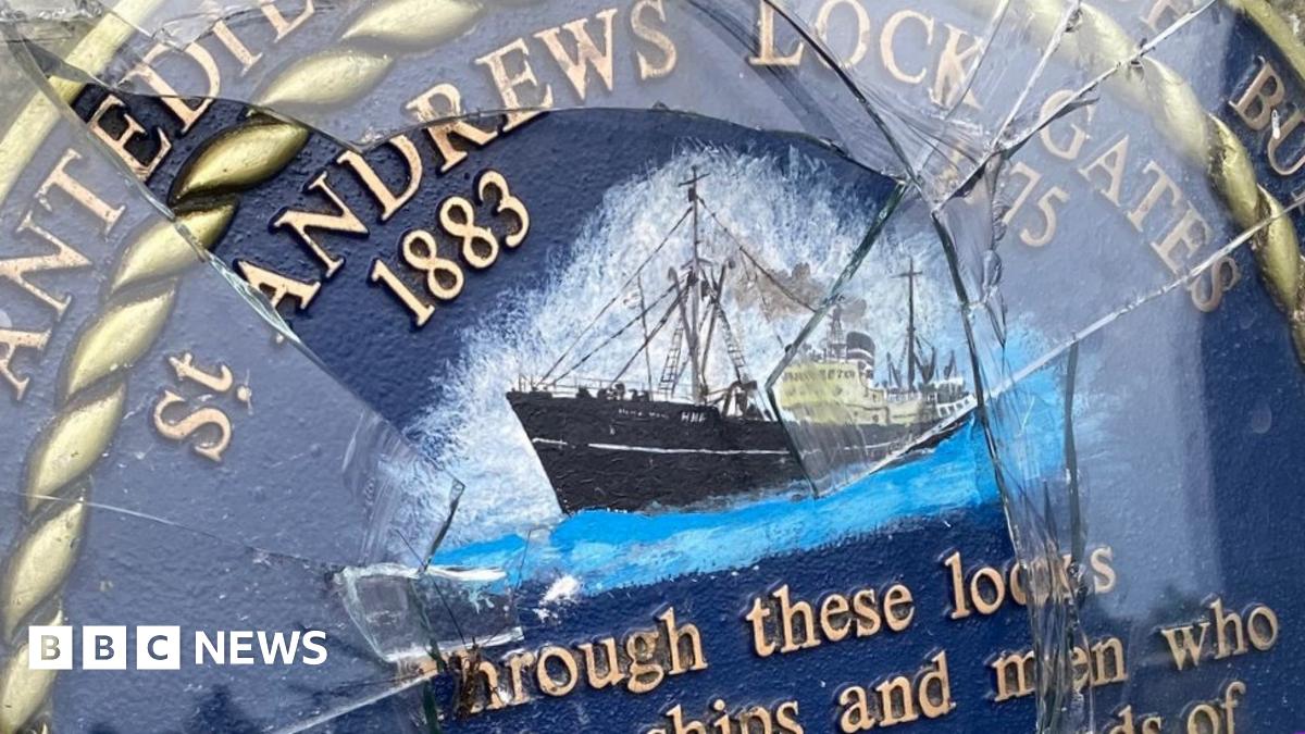 Memorial to Hull's trawlermen vandalised - BBC News