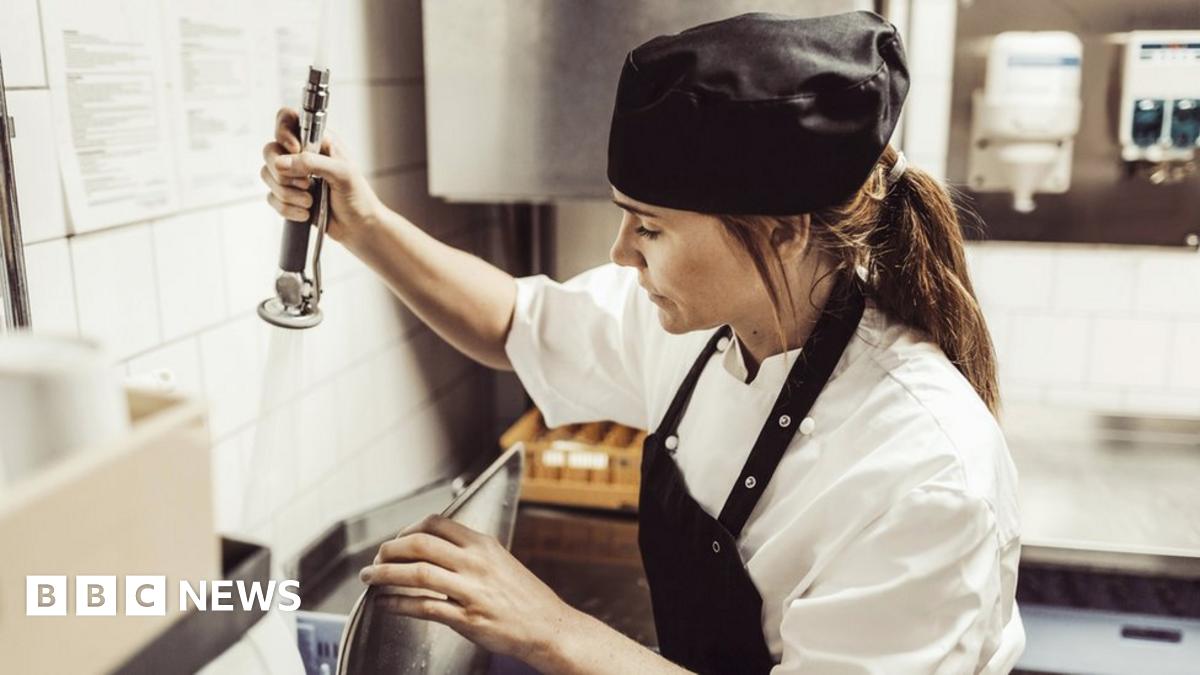 Universal credit rules tightened for part-time workers - BBC News