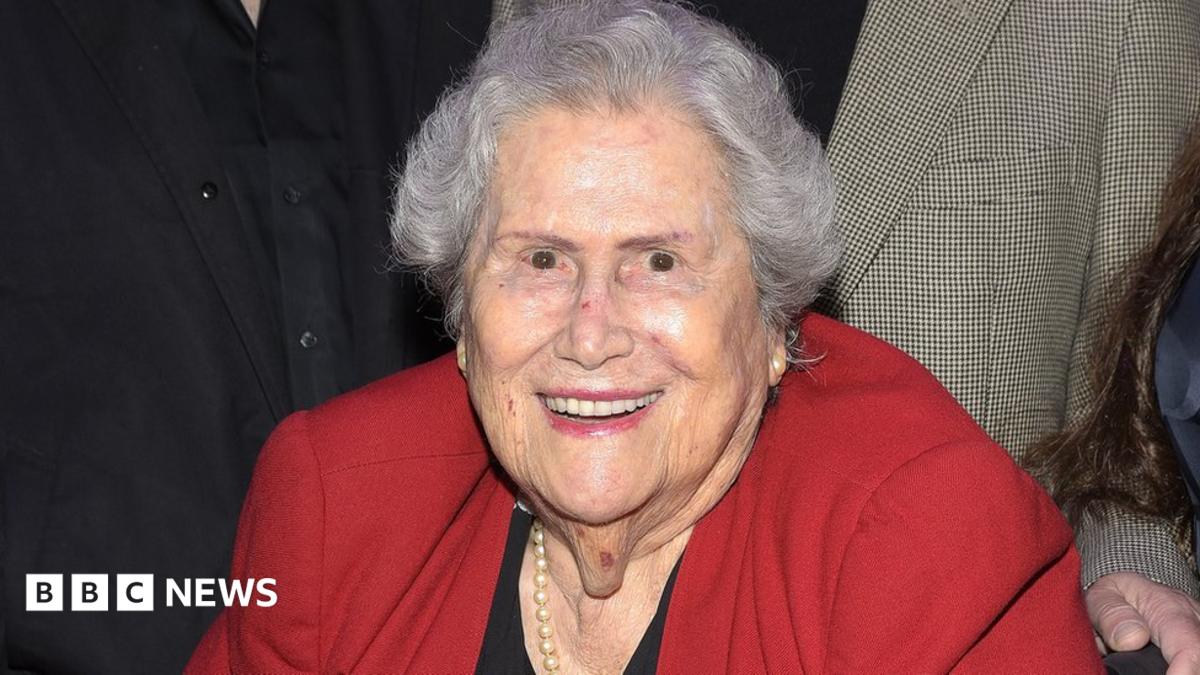 Back to the Future actress Elsa Raven dies - BBC News