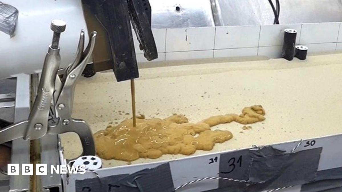 Mars: Mud flows on Red Planet behave like 'boiling toothpaste' - BBC News