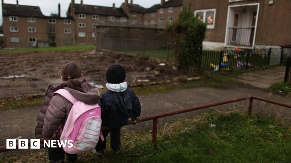 More than 200,000 children growing up 'in poverty' - BBC News