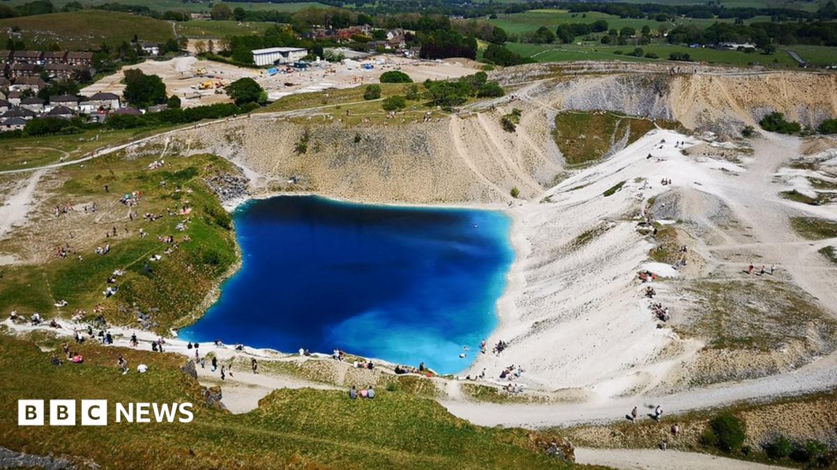 'Hundreds' ignore warning about toxic Derbyshire quarry - BBC News