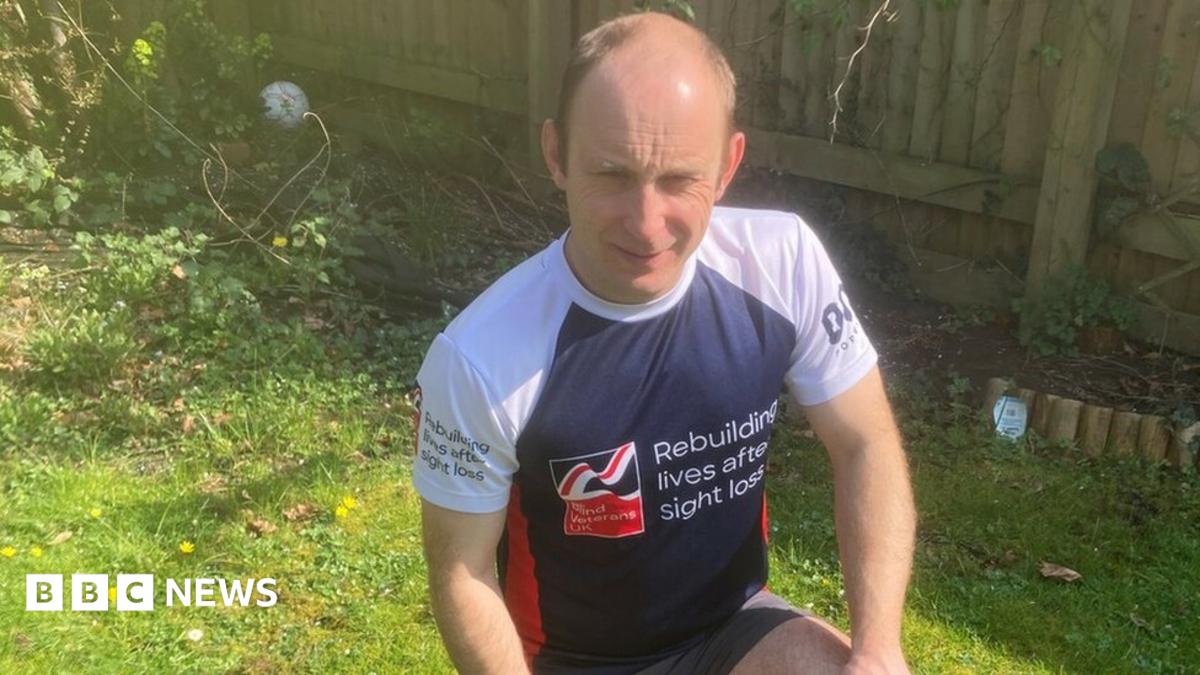 Navy veteran who lost his sight to run London Marathon - BBC News