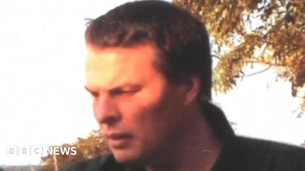 Darren Round: Mother's appeal over murder on third anniversary - BBC News