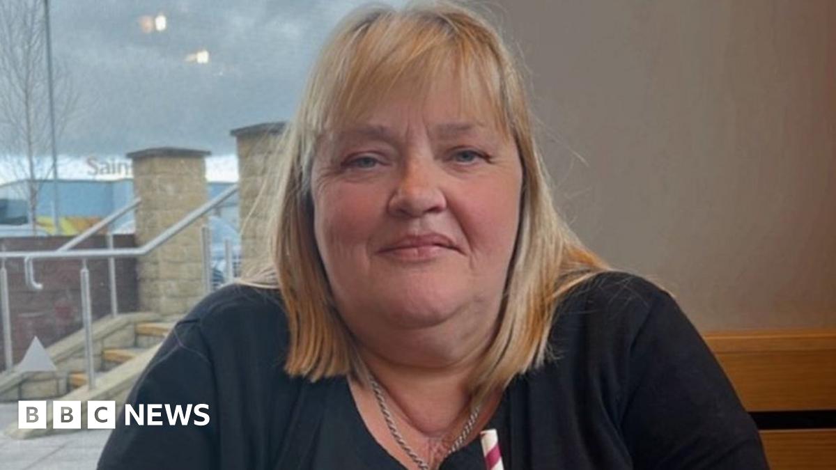 Waterlooville murder probe victim was 'devoted grandmother' - BBC News