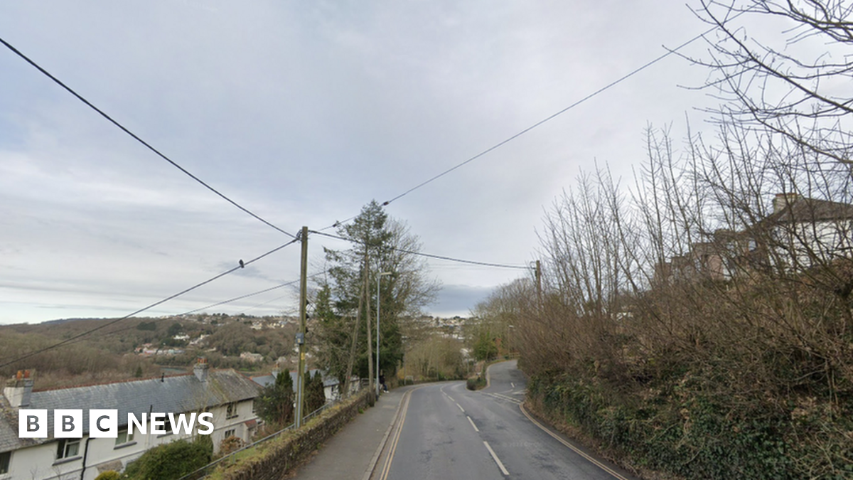 Motorcyclist dies in single-vehicle crash in Looe - BBC News