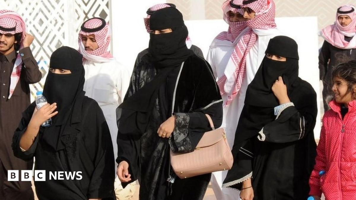 Saudi women in 'inside-out abaya' protest - BBC News