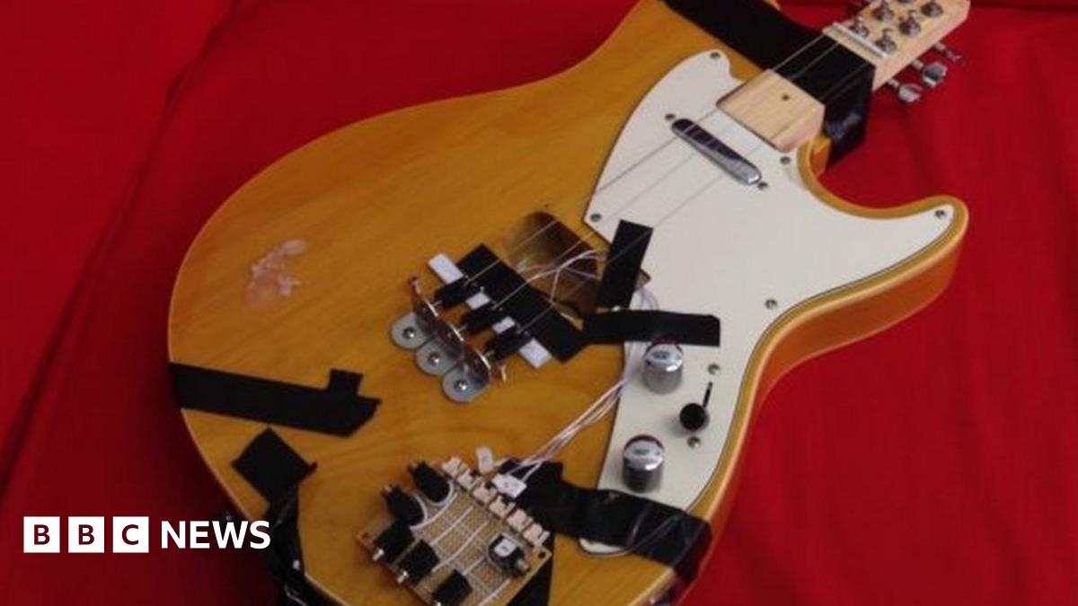 The importance of a one-handed saxophone - BBC News