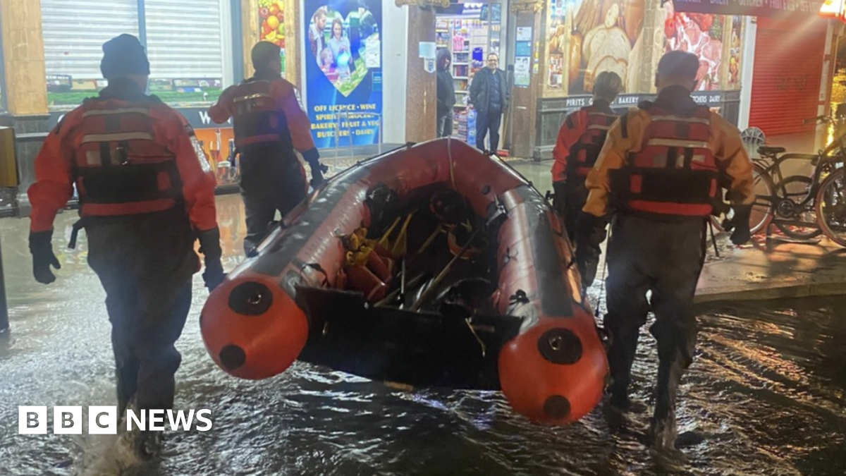 Blackheath homes flooded after water main bursts - BBC News